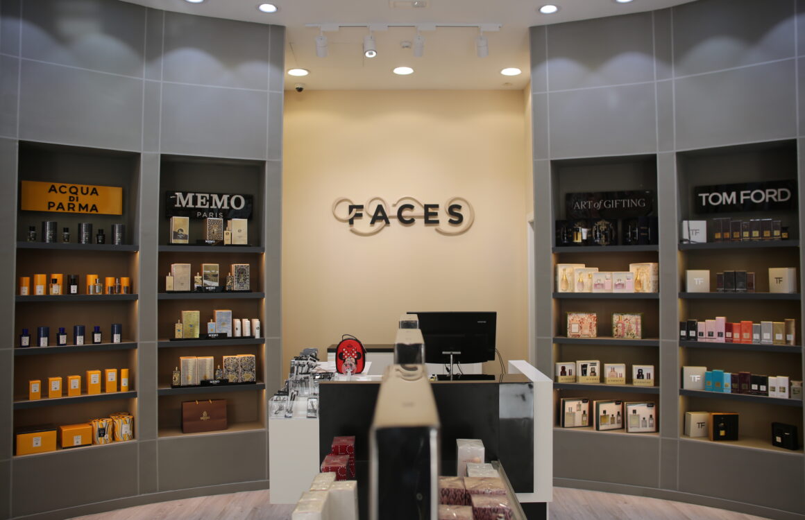 Faces - La Promenade